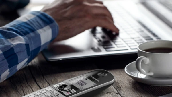 Panasonic KX-TG6851 Ασύρματο Τηλέφωνο με Ανοιχτή Ακρόαση Ασημί | BestPrice.gr